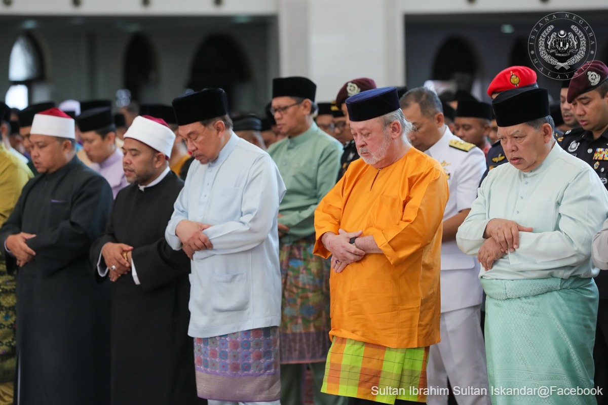 King, Queen perform Aidilfitri prayers at Federal Territory Mosque | KLSE Screener